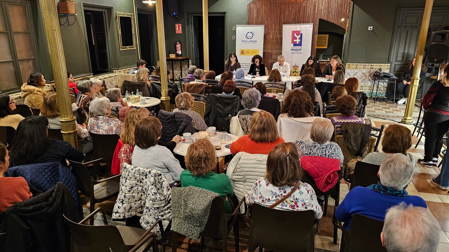 Una concurrida mesa redonda analiza las distintas formas de la violencia de género